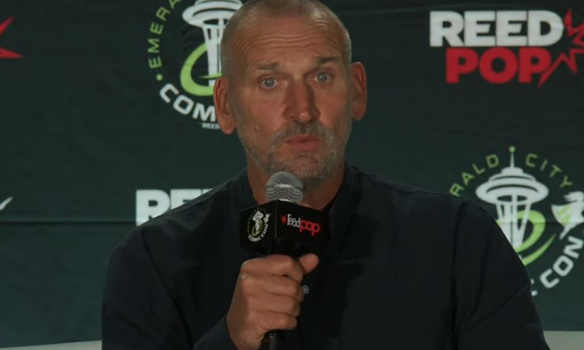 Watch Christopher Eccleston regenerate into a Doctor Who panel at ...