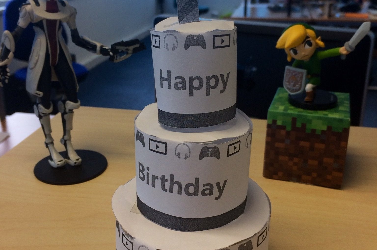 Microsoft's latest Xbox Live Rewards birthday gift is a paper cake ...